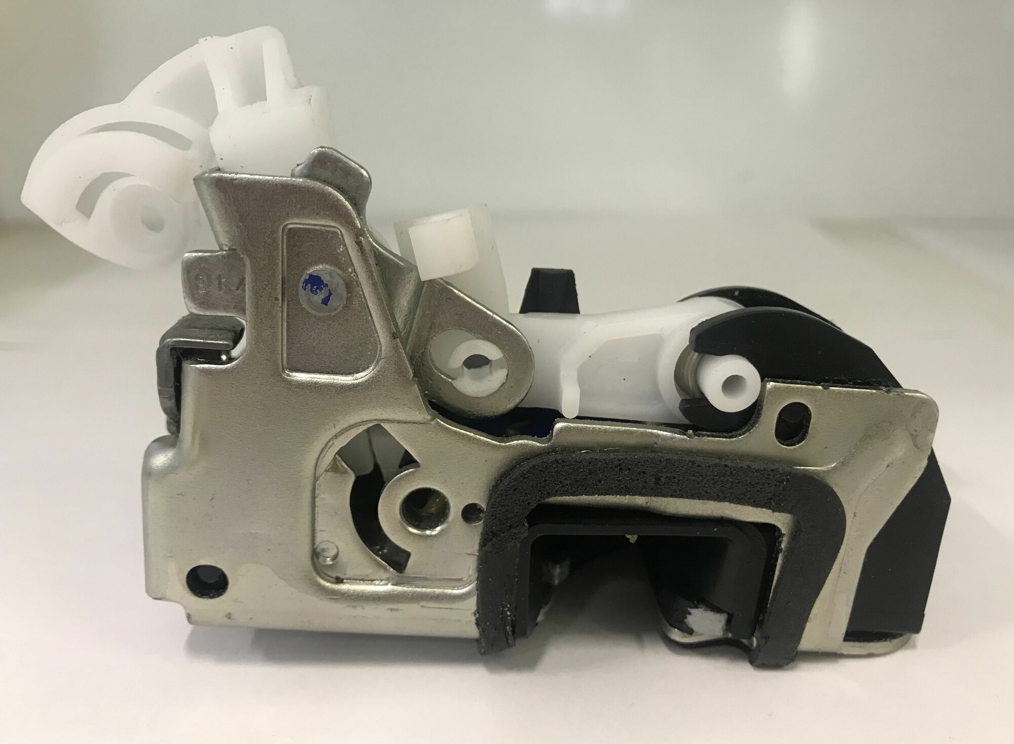 Замок двери задней левой механический на а/м Lada Largus