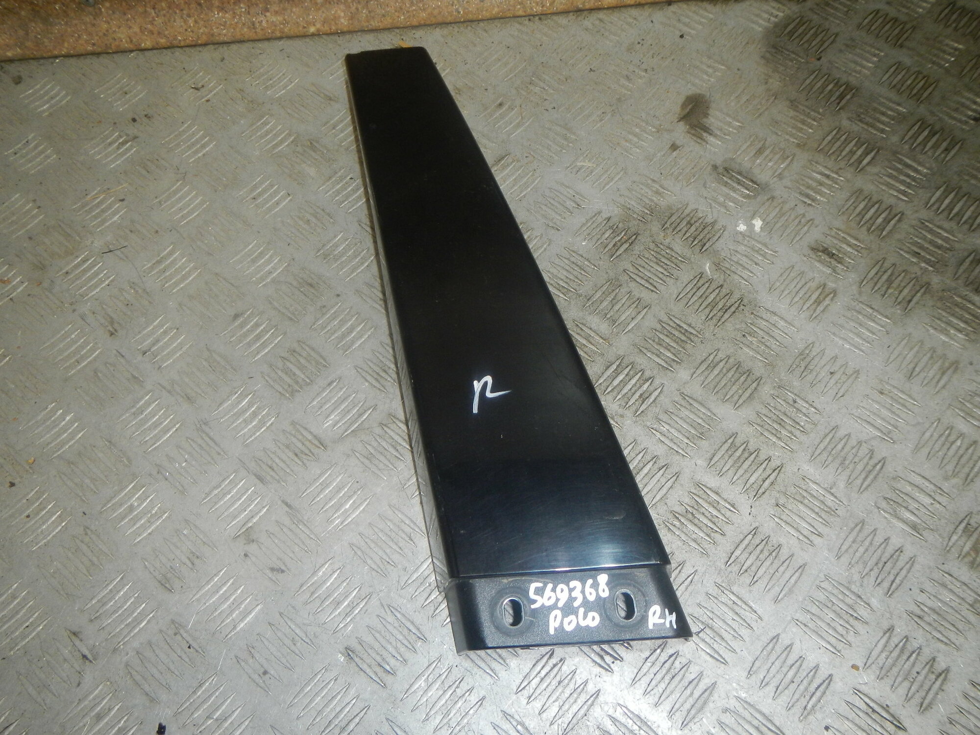 Б/У Накладка стойки (Кузов снаружи), Volkswagen (Фольксваген)-POLO (SED RUS) (11-) VOLKSWAGEN POLO (Sed RUS) (11-) правая...