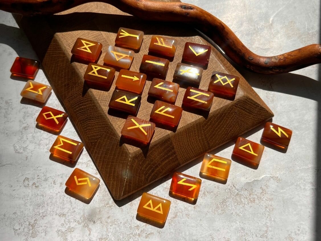 Руны из натурального камня