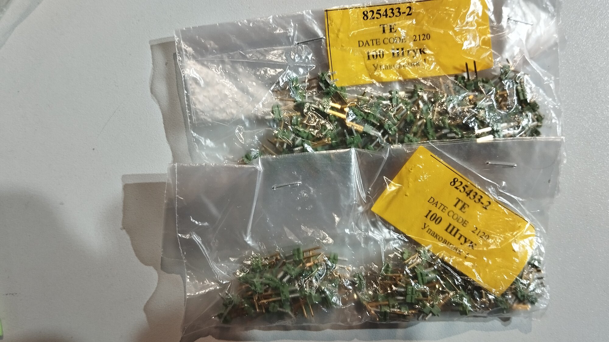 Разъем TE Connectivity тип провод-плата, 2.54 мм, 2 контакта, папа, арт. 825433-2, 1 уп. (100шт)