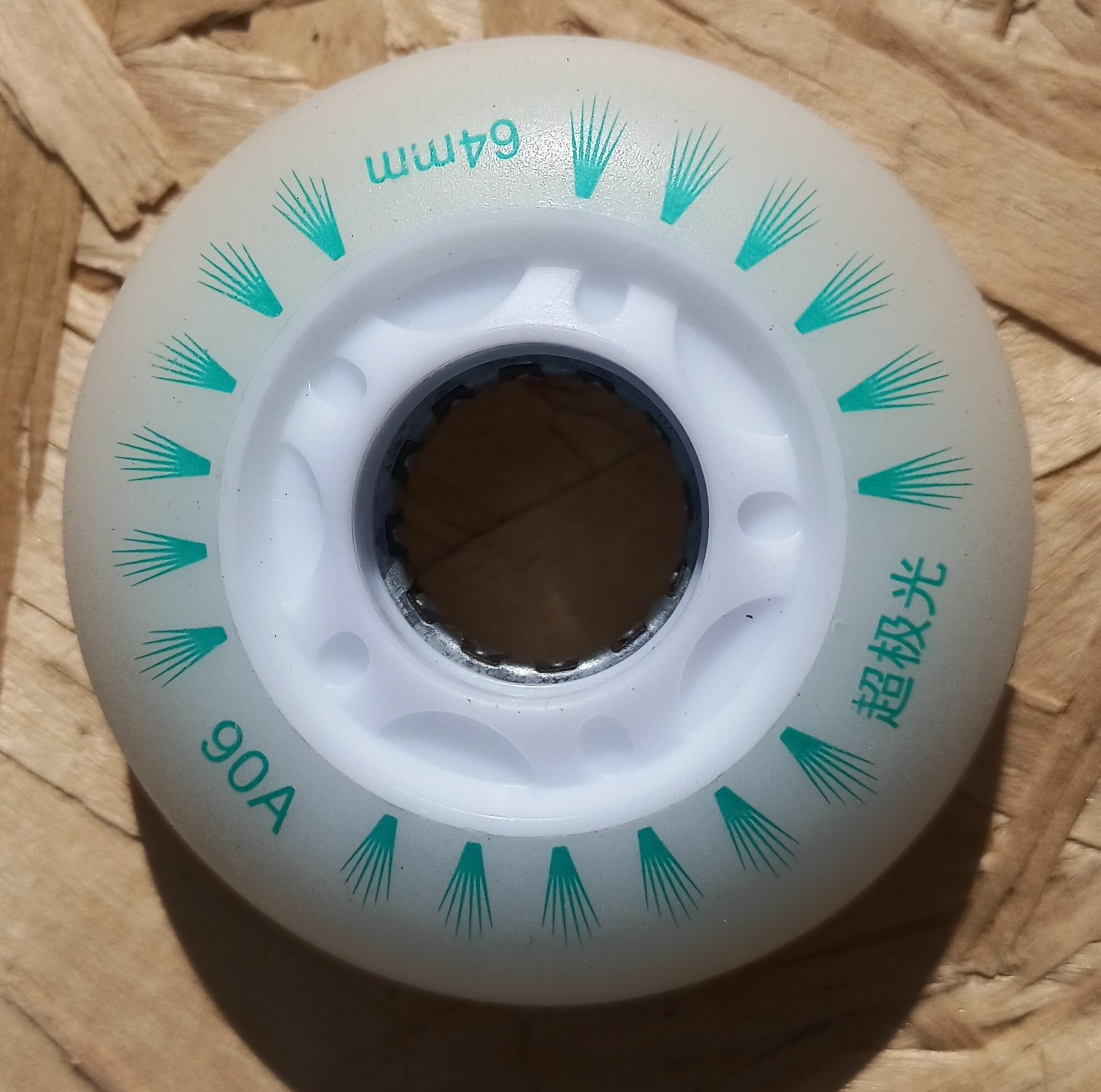 4 светящихся колес 64мм для роликов 85а. Светятся Зеленым. С магнитными втулками.