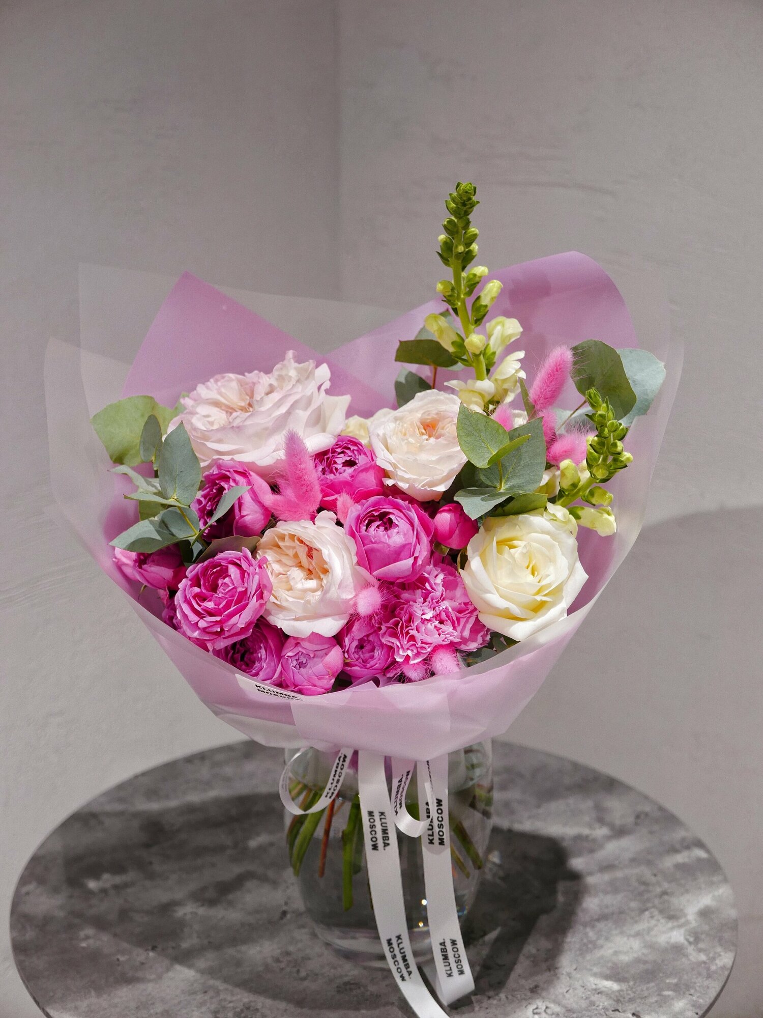 Букет - микс роз с гвоздикой от студии цветов klumba.moscow, аквабокс