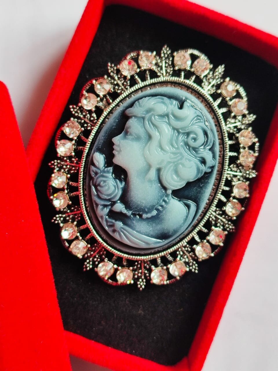 Брошь, стразы