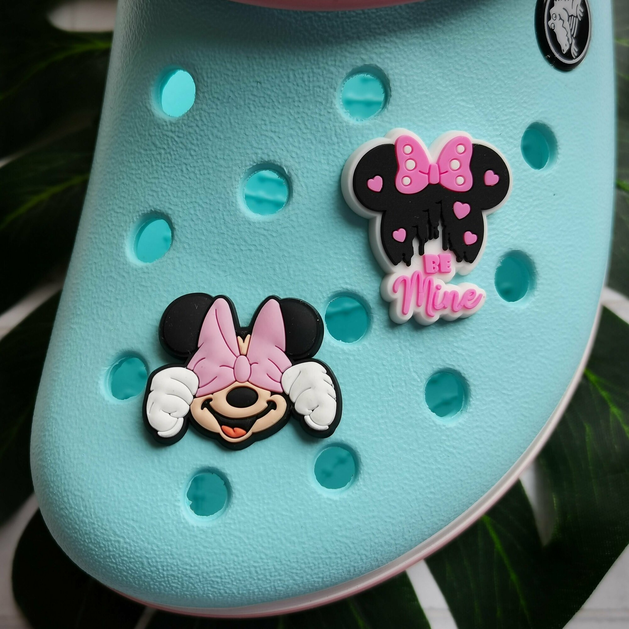 Джибитс на crocs Минни Маус