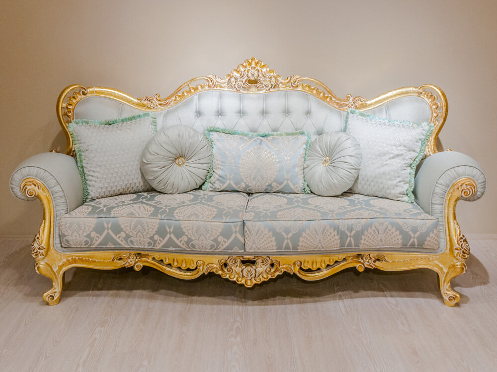 Диван классика из массива дерева