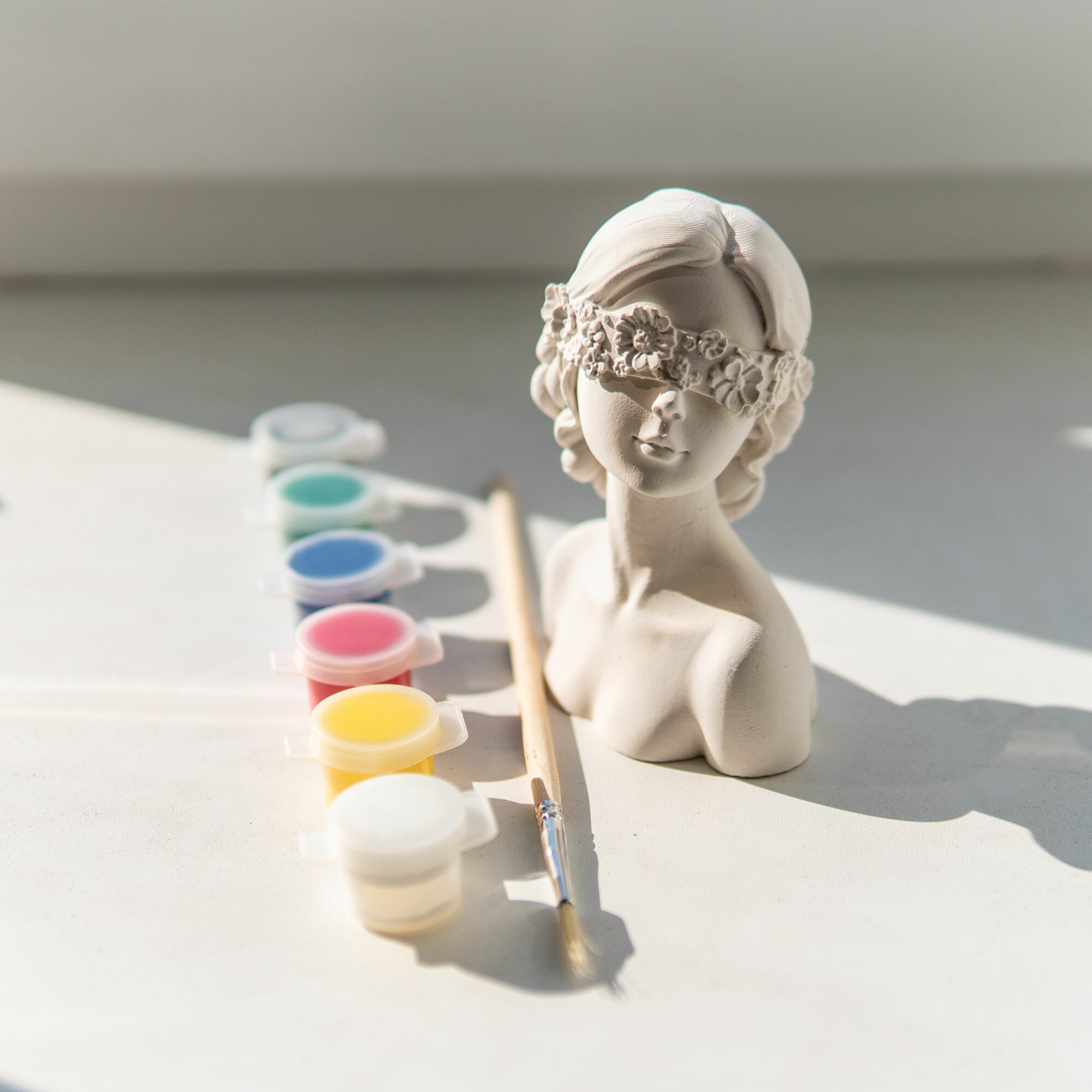 Статуэтка "Голова девушки с цветами", гипс, 9см, с красками, ручная работа