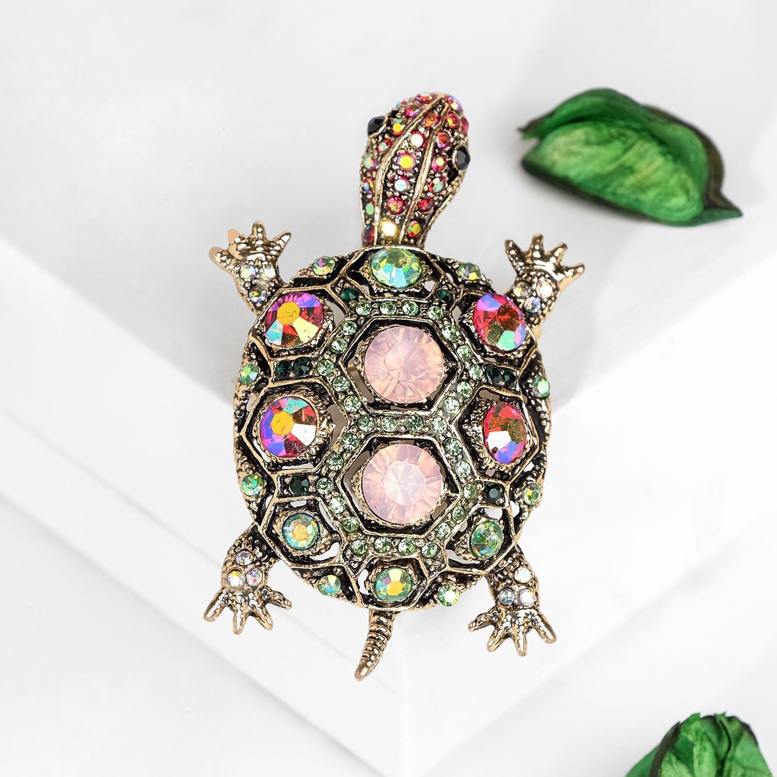 Брошь Queen Fair