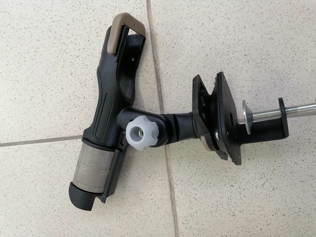 Держатель спиннинга с фиксаторами на струбцине на любую горизонтальную или вертикальную поверхность