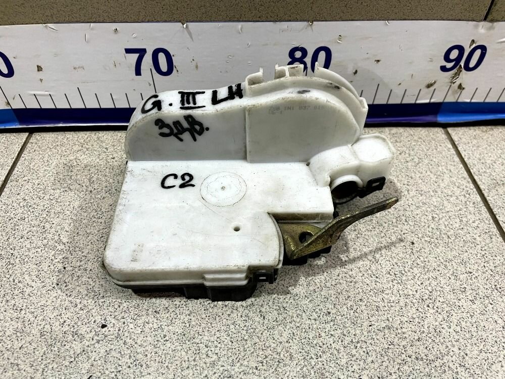 Замок двери передней левой VW Golf III 1H1837015