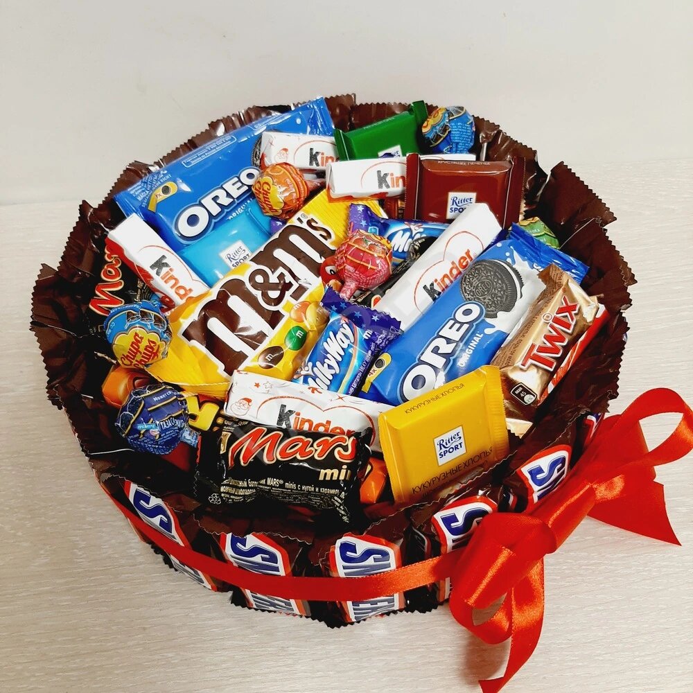 Сладкий подарок LAKRES "Торт из батончиков Snickers", ассорти конфет — фото 1