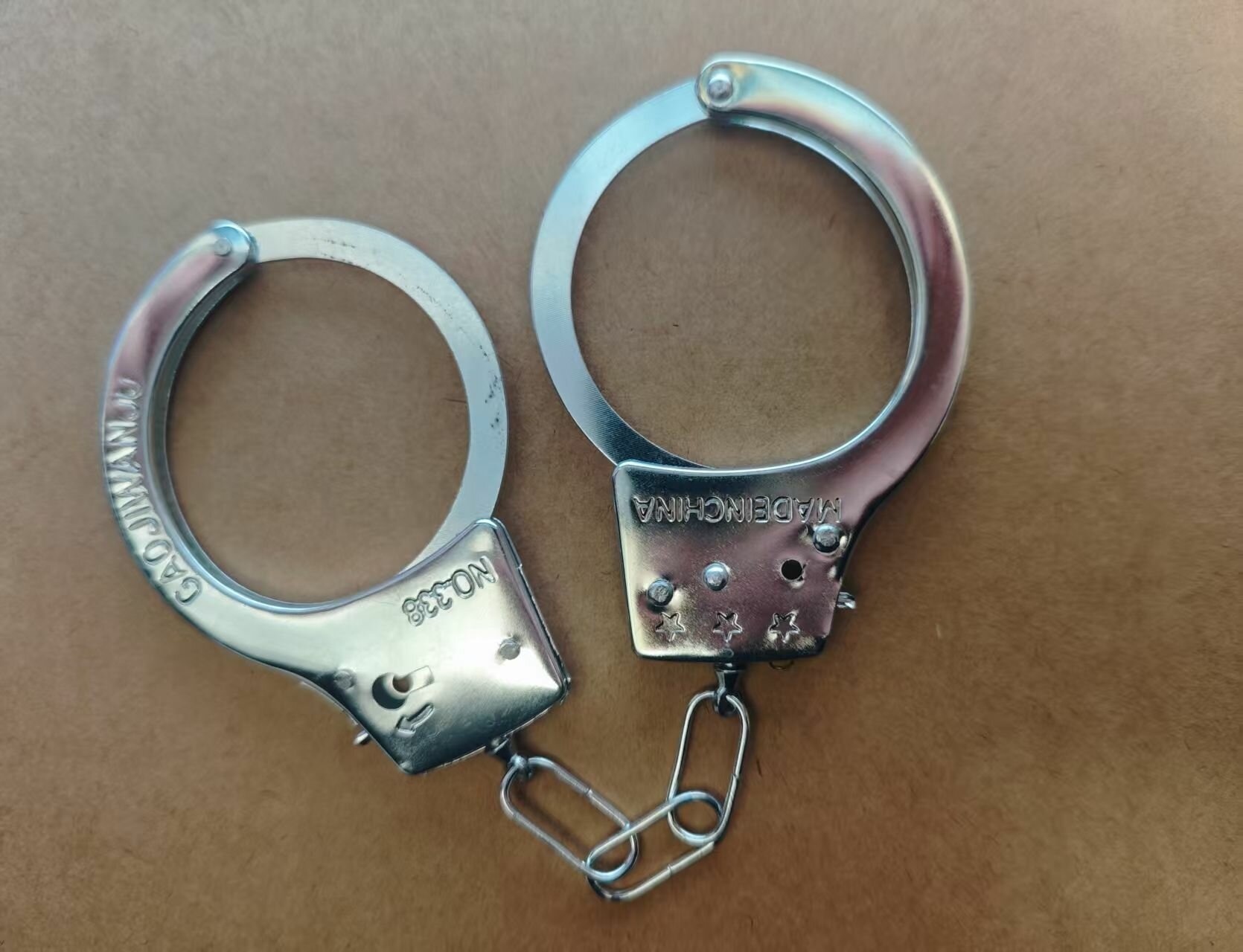 Настоящие металлические полицейские наручники