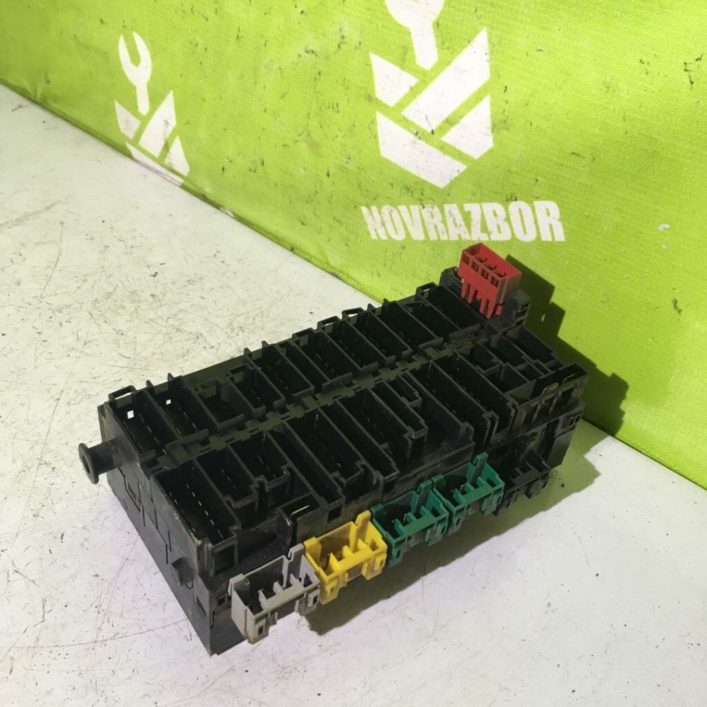 Блок предохранителей VW Golf 3 Vento 91-97