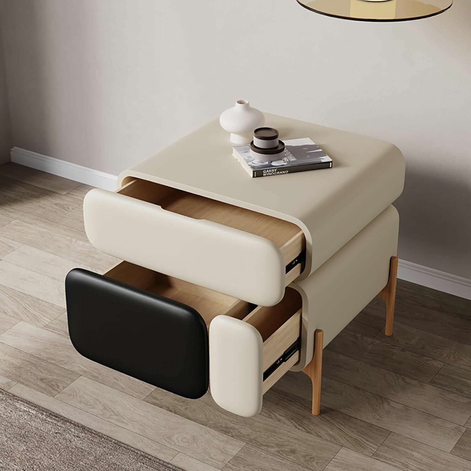 Прикроватный столик в спальне