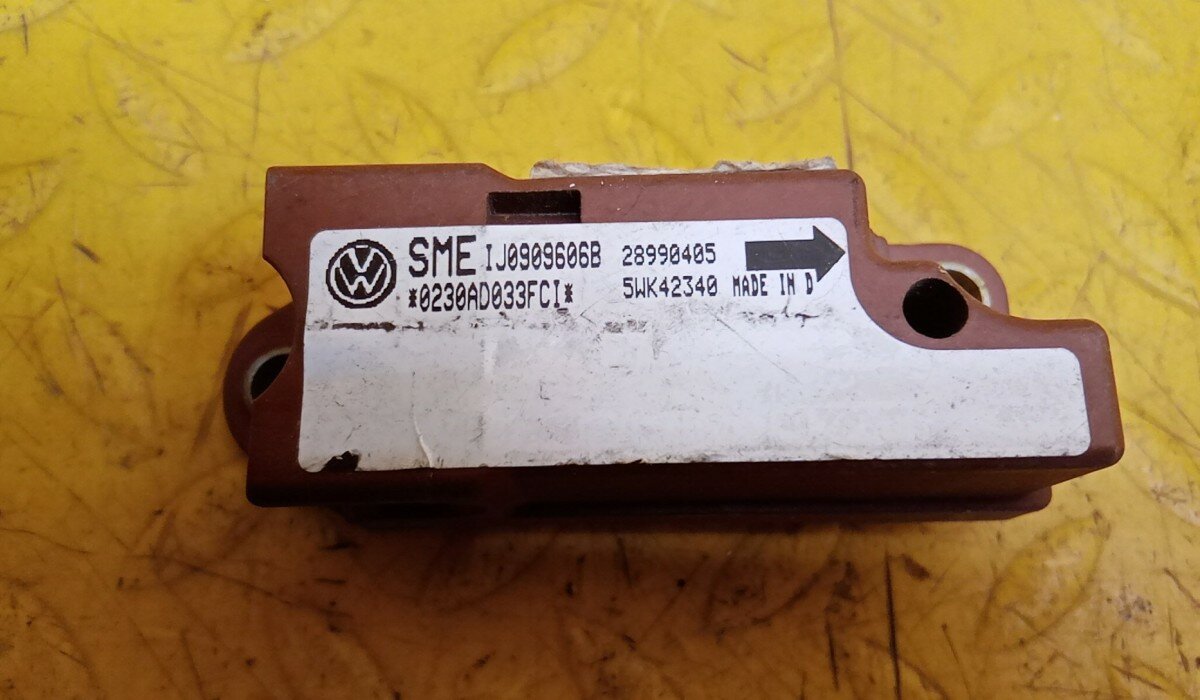 Датчик AIR BAG Octavia Tour (A4 1U-) Skoda 1J0909606B
