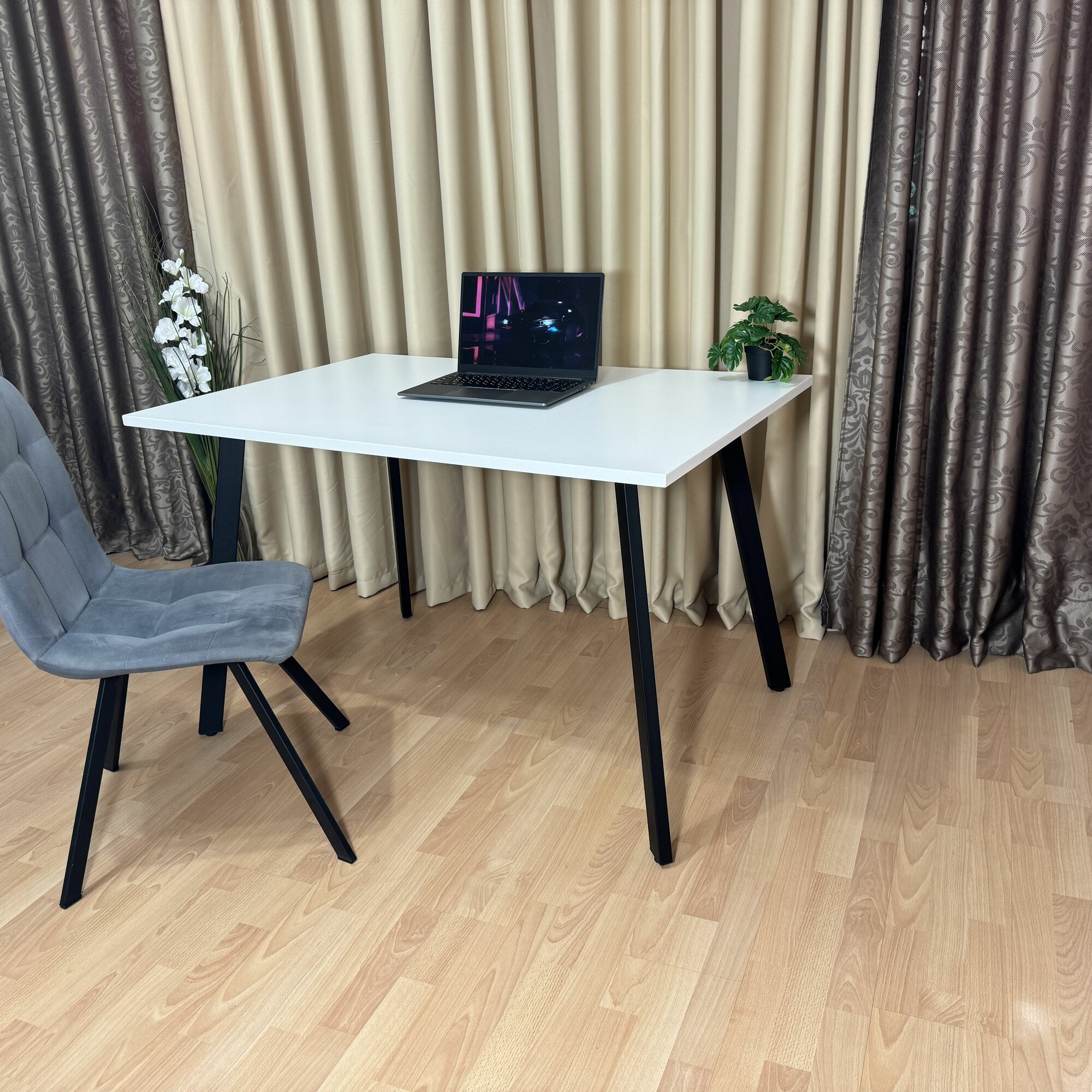 Игровой стол Ник 120*80 см. Столешница Белая 22 мм. Чёрные ножки