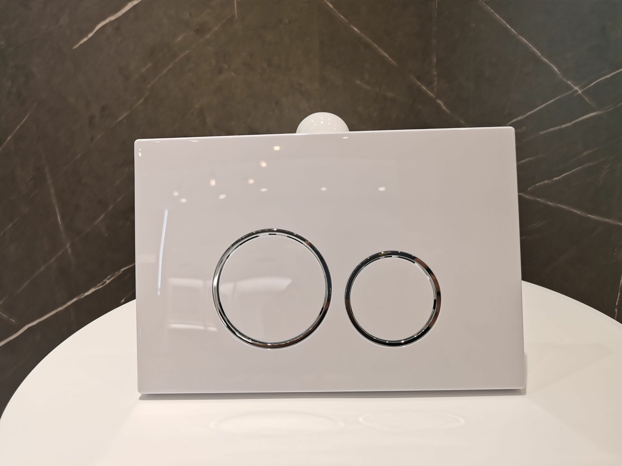 Смывная клавиша для инсталляции Geberit Sigma20 , Две кнопки , ЧГлянцевый белый, с кольцами хром глянец, пластик, для Скрытая бака Geberit Sigma UP300 UP320