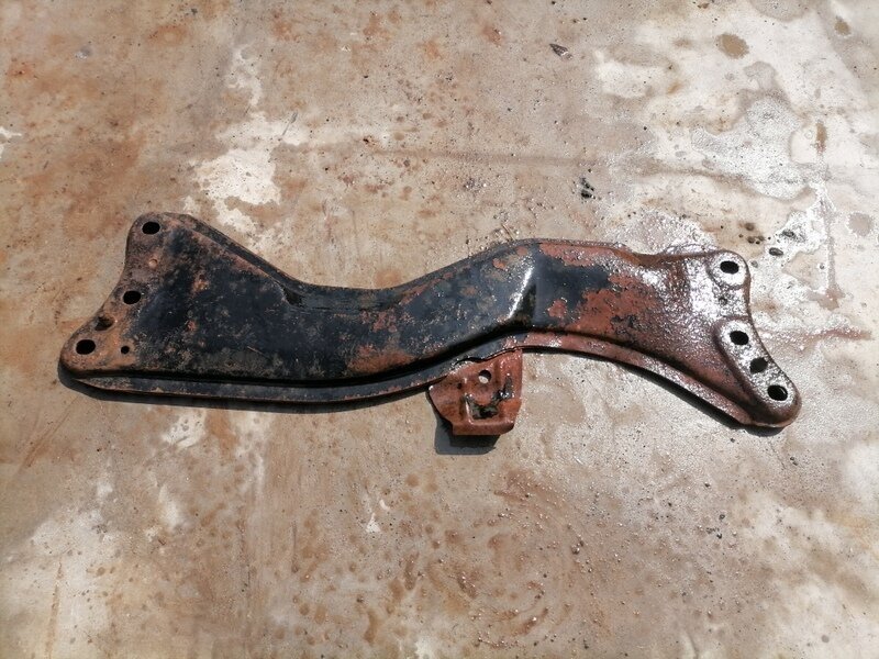 Балка передняя поперечная KIA Clarus 1996 2001 KGA2E34H90B
