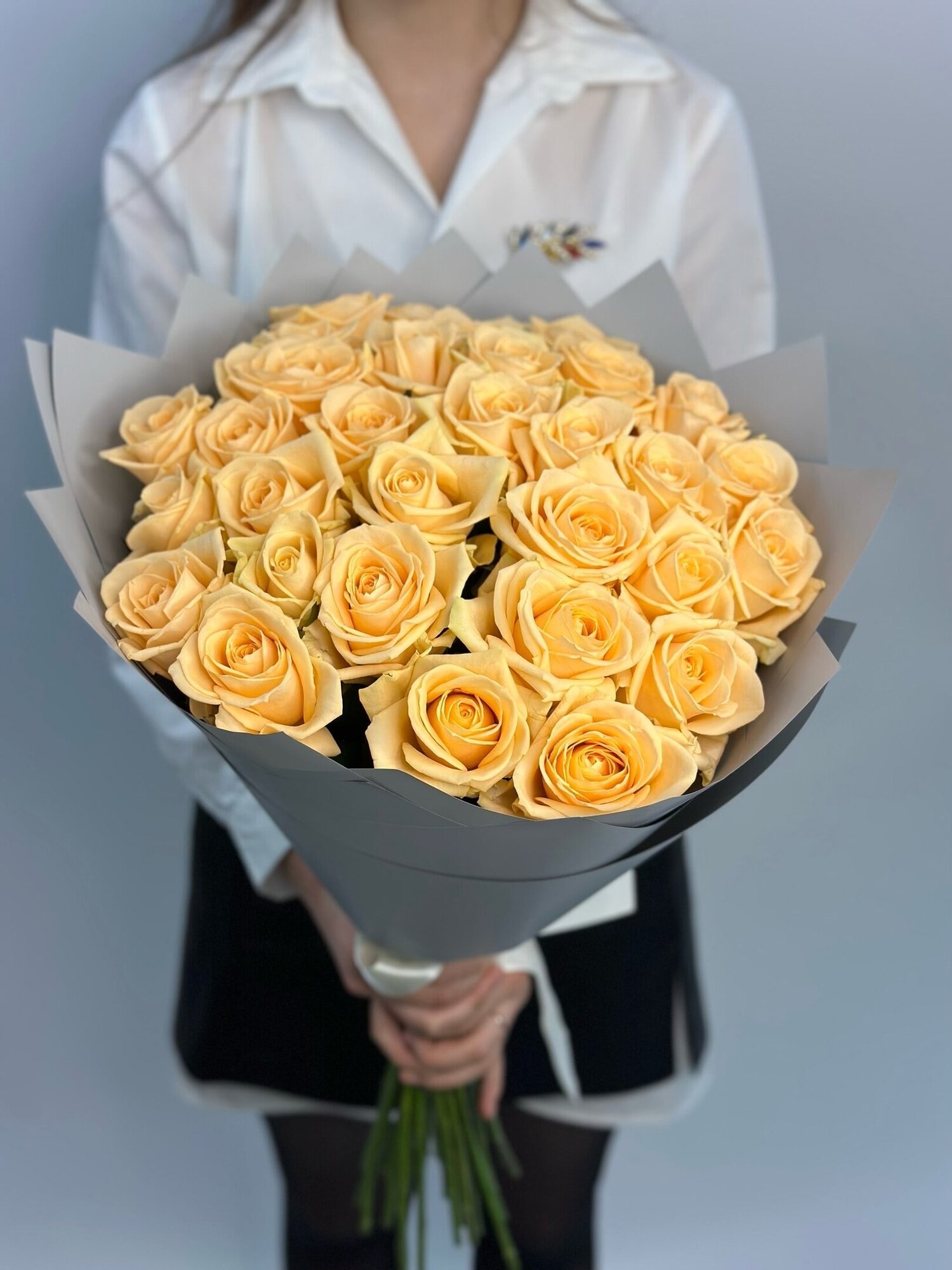 Моно-букет из 31 кремовой розы с доставкой до двери от FlowersGo