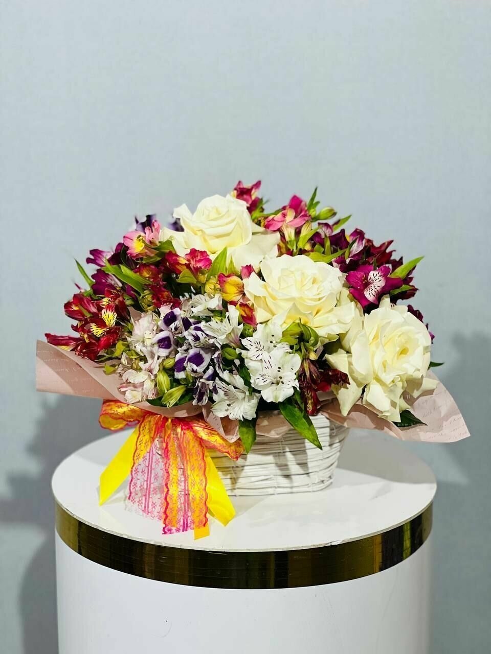 Альстромерии и французские розы / Букет в корзинке