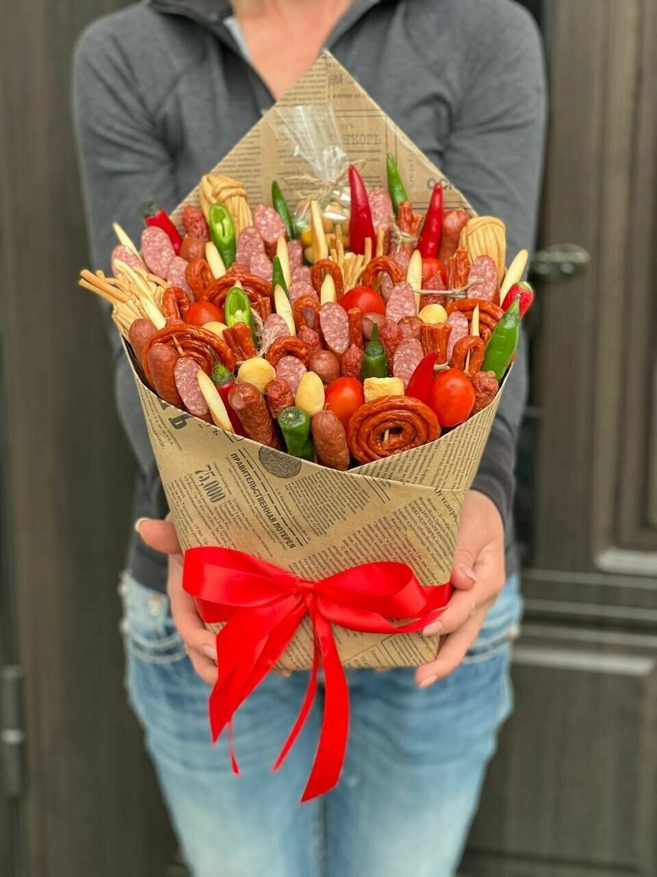 Мужской букет из колбасы и сыра в конверте. Колбасный букет