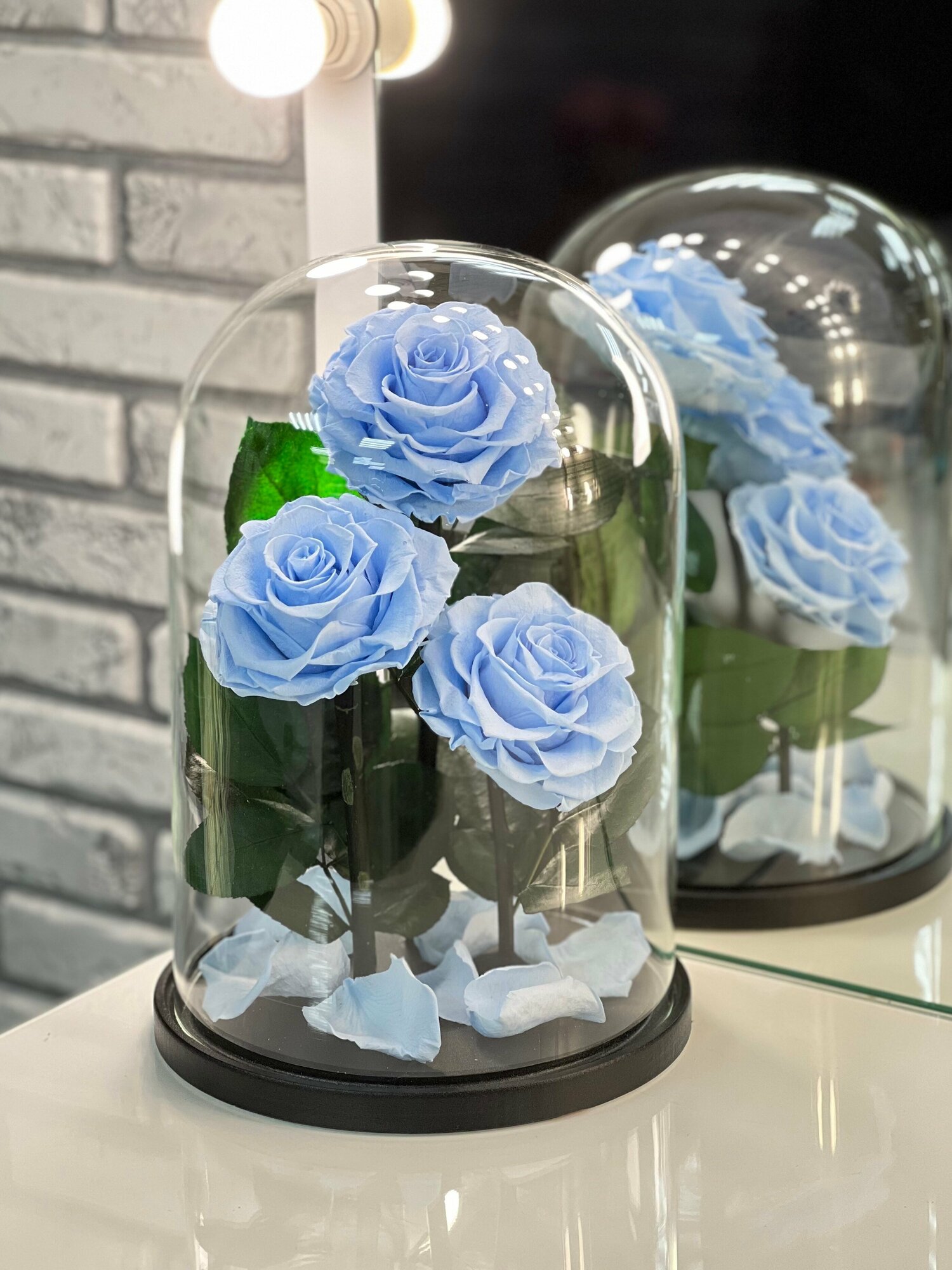 Трио «Люкс» голубые розы в колбе в подарочной коробке с вау-эффектом/32 см Живет 5 лет