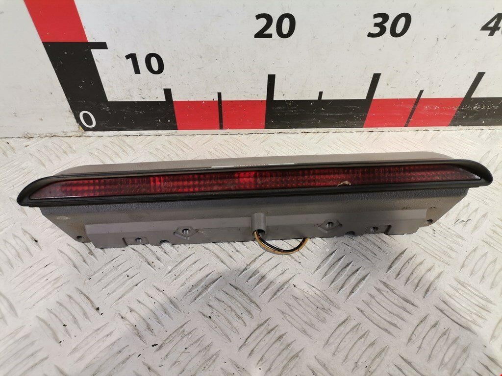 Фонарь дополнительный тормозной (стоп-сигнал) Subaru Forester 1 (SF) 84701FC010 арт. 1514920