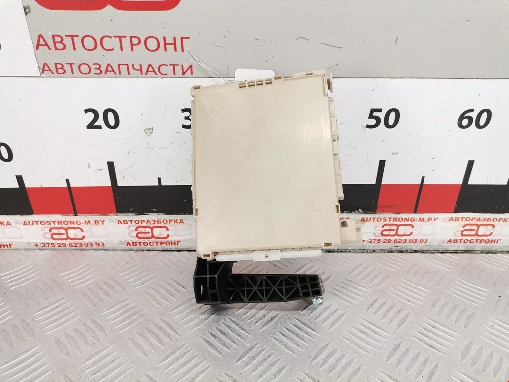 Блок предохранителей Toyota Avensis 2 (T250) 827300H050 арт. 893745