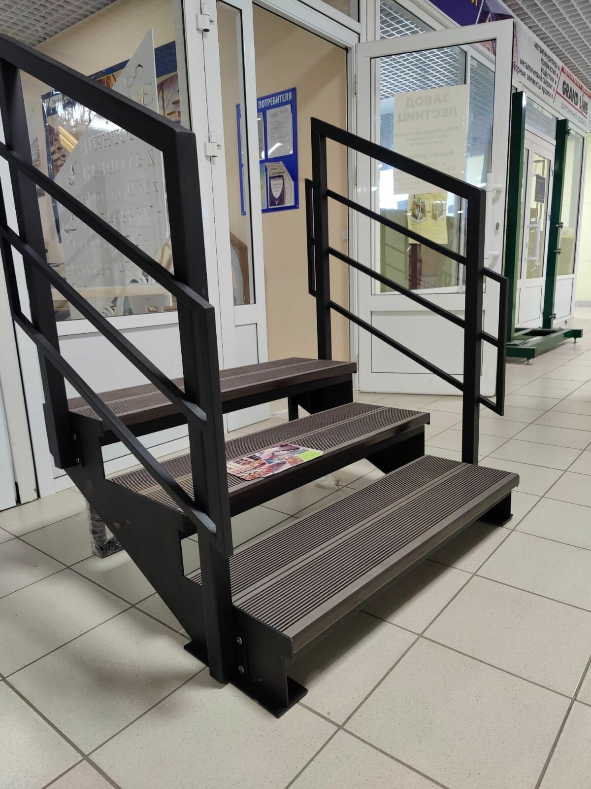 Лестница входная 3 ступени , с ДПК, ограждения с двух сторон. Ширина 90 см, высота 54 см.