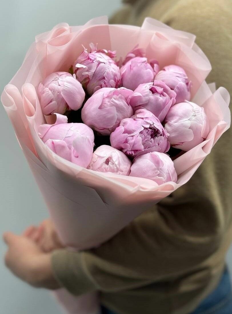 Монобукет из ароматных нежных пионов "Сара Бернар" 11 шт. от FlowersGo