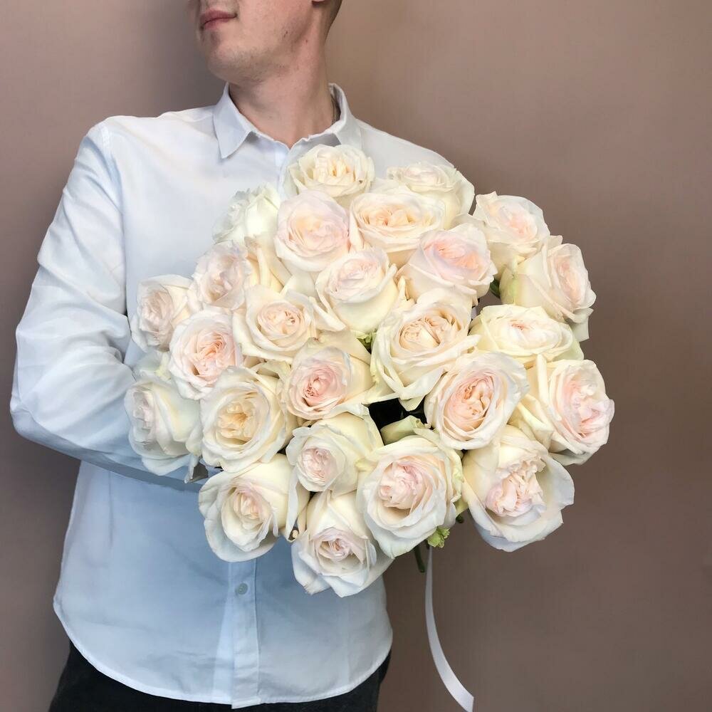 Букет Protea "Роза Вайт Охара", монобукет, 25 роз, высота 50см, аквабокс, оформление