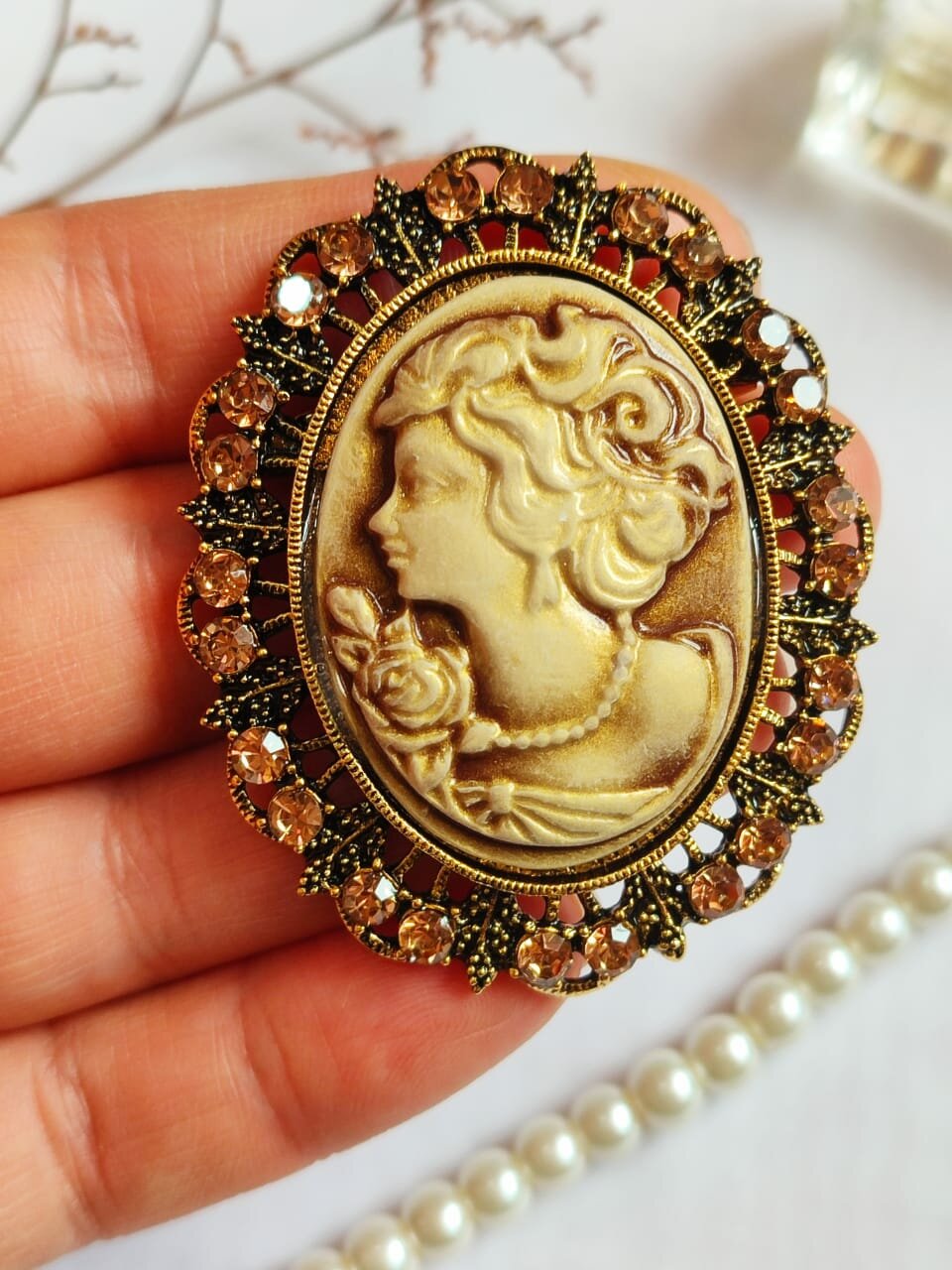 Брошь, стразы