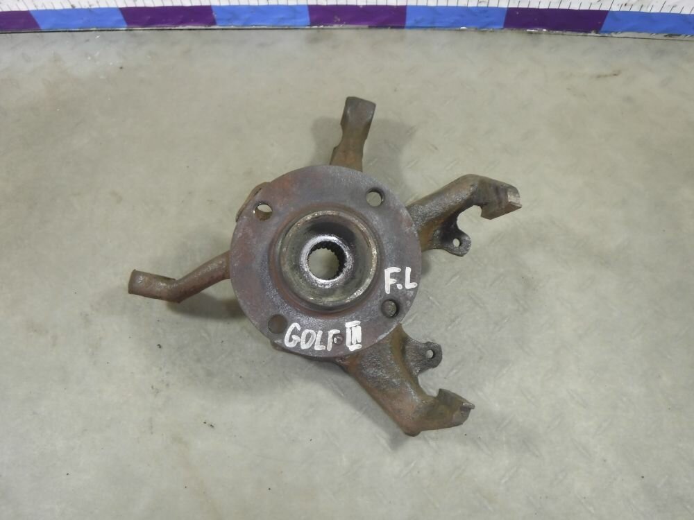 Кулак передний правый VW Golf III