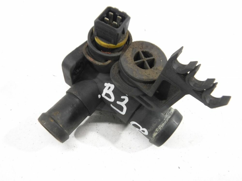 Фланец / тройник Volkswagen Passat B3 (1988—1993) 037121133F