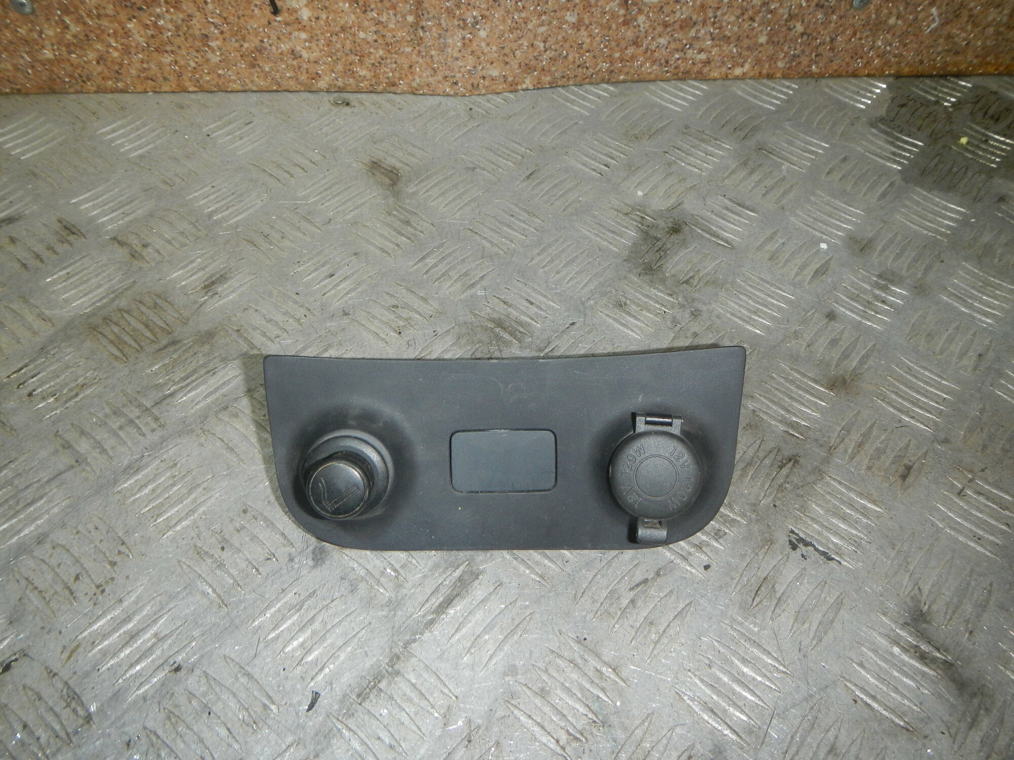 Б/У Прикуриватель, Hyundai (Хендэ)-GETZ 2 (05-11) HYUNDAI GETZ 2 (05-11) В сборе с накладкой и розеткой. Без повреждений....