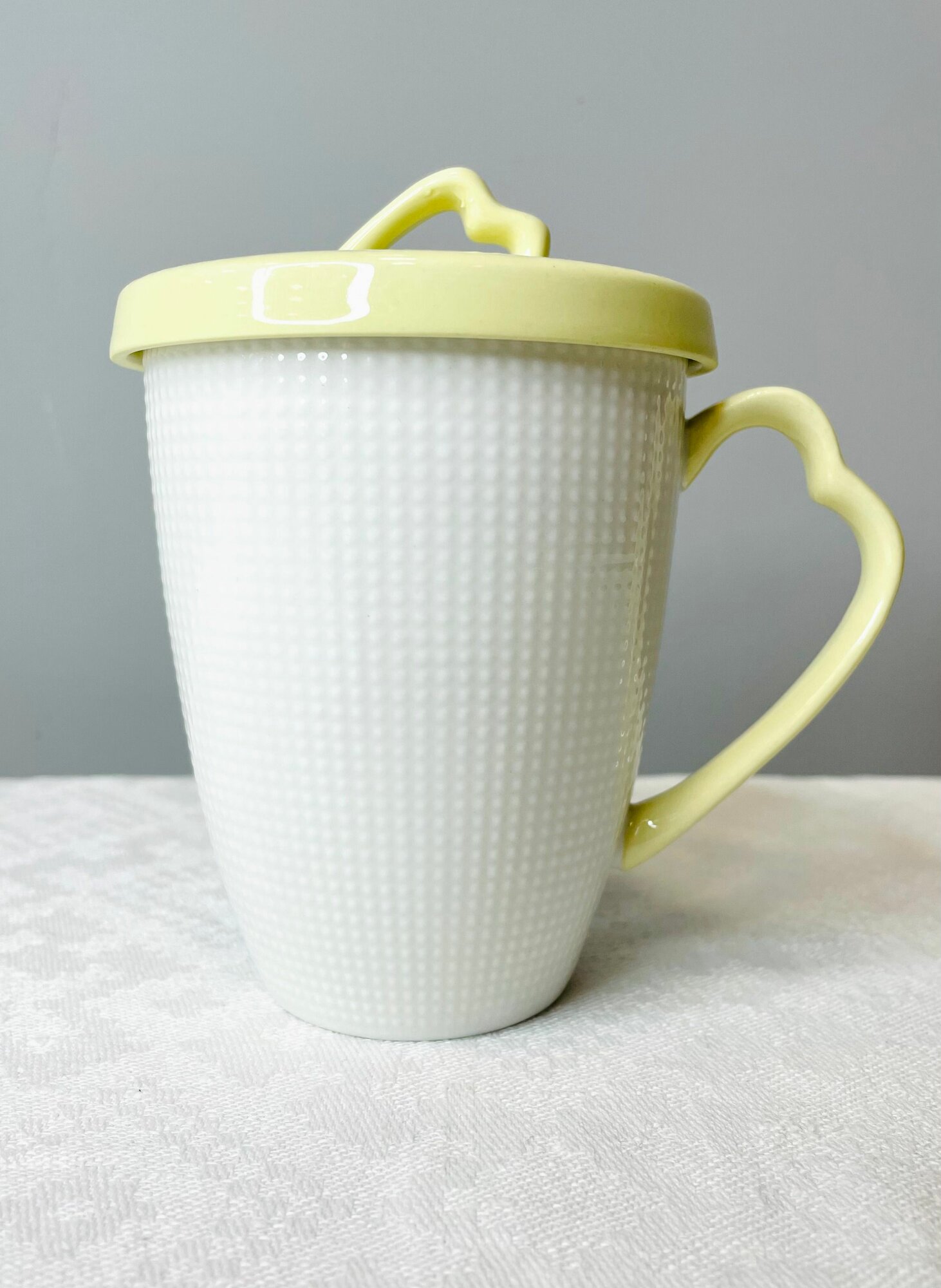 Кружка большая с крышкой "Сердце", 450 мл. рельефная, евро, желтаая, удобная большая ручка, федерация