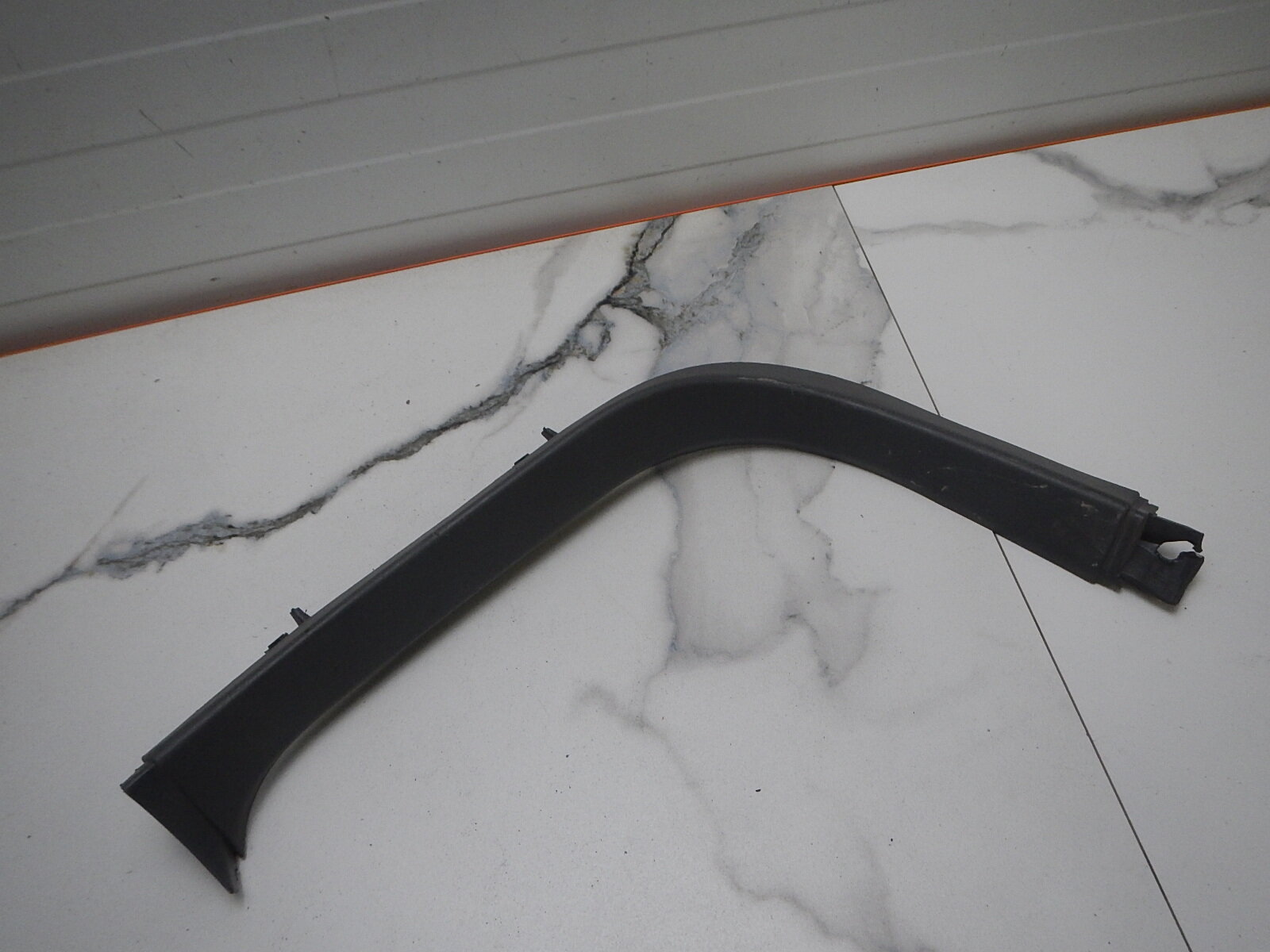 Б/У Обшивка двери багажника, Ford (Форд)-FOCUS 2 (08-11) FORD FOCUS 2 (08-11) универсал, правая Задиры, трещина на крепле...