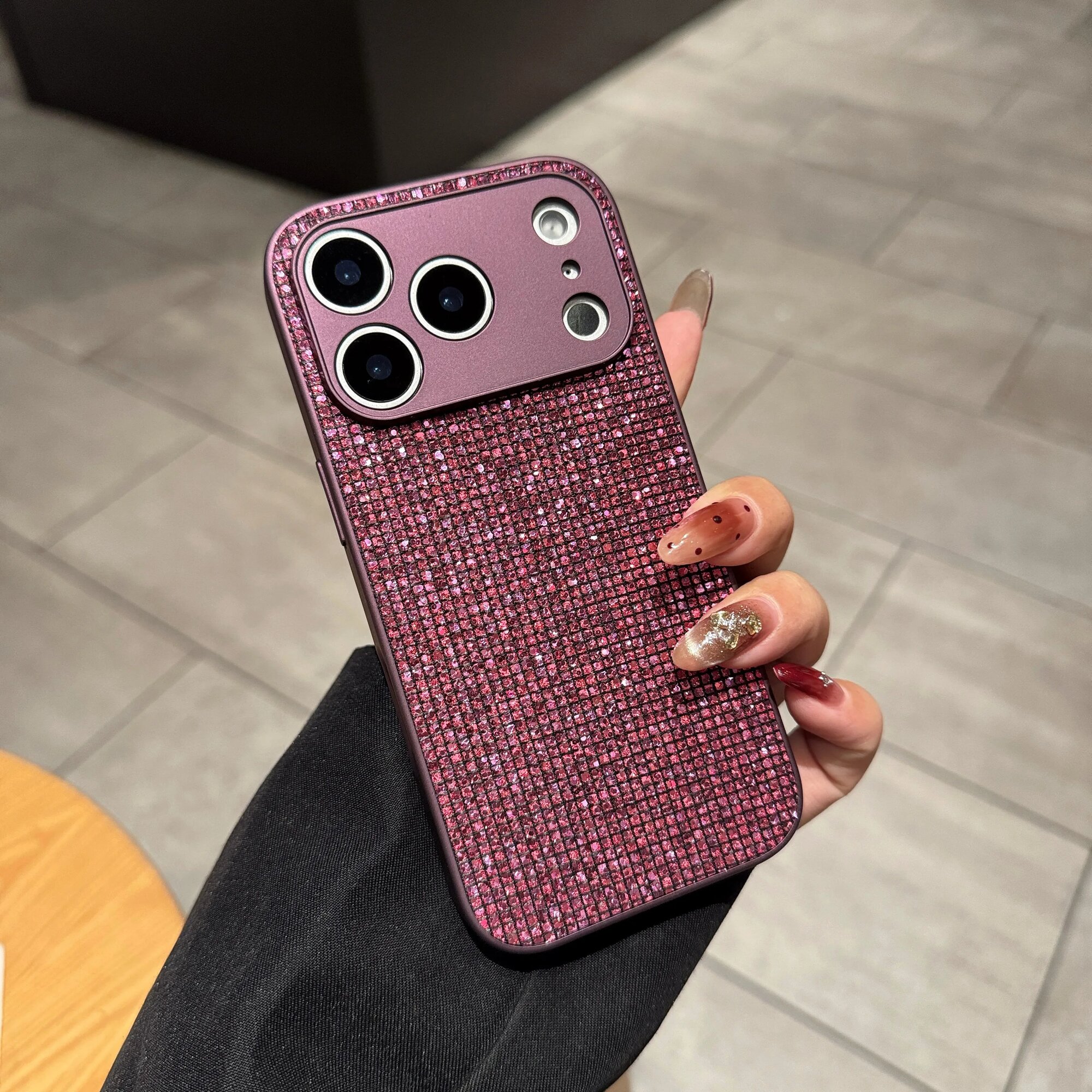 Стразы на iPhone 17 Pro Max, чехол plum