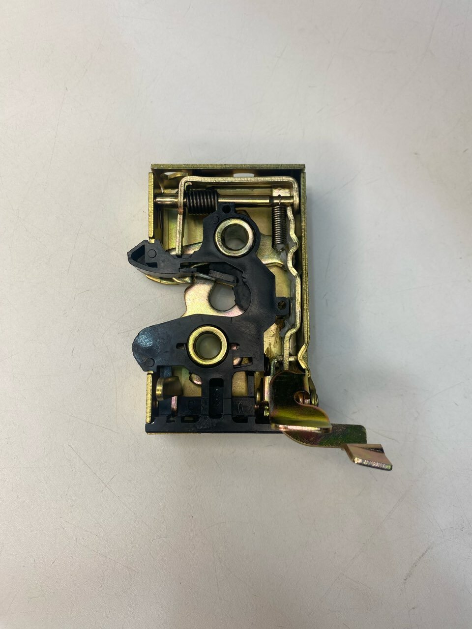 Замок двери передней правой Chery Amulet [1.5 16V 5MT лифтбэк] A116105410