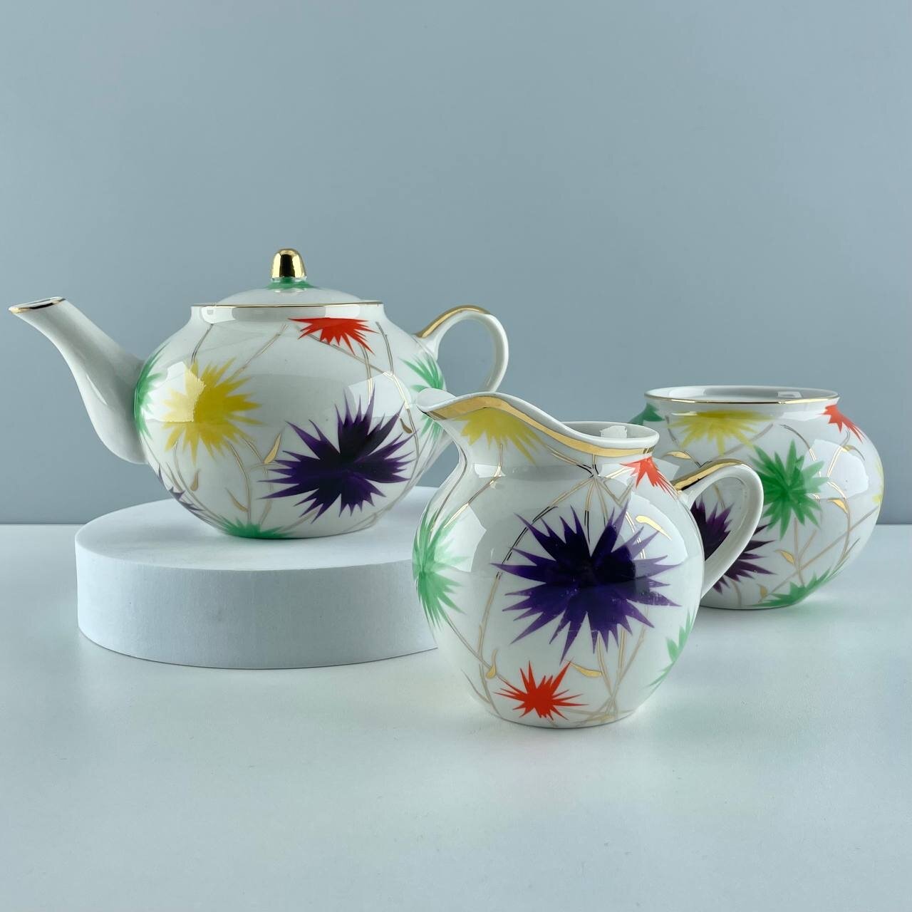 Редкий винтажный набор (чайник, сахарница, молочник) "Яркие астры". Советский минимализм. Фарфор Красный фарфорист Чудово. Автор Н. Кузин. СССР, 1960-е.
