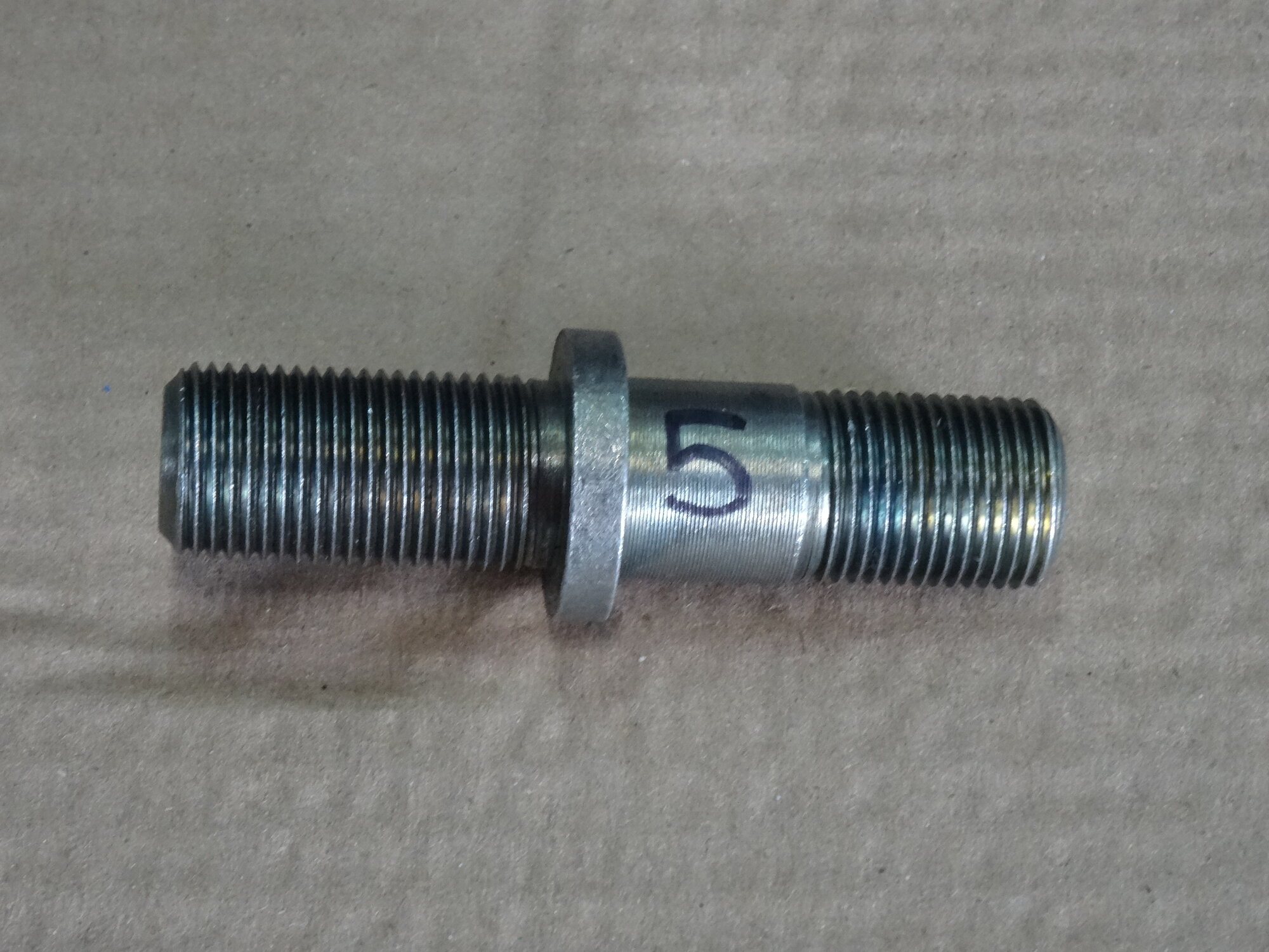 Шпилька ступицы 2 ПТС-4 М18х1,5 правая