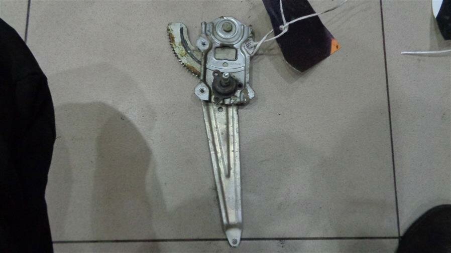 Стеклоподъемник задний правый механический от Toyota Echo 1999-2005