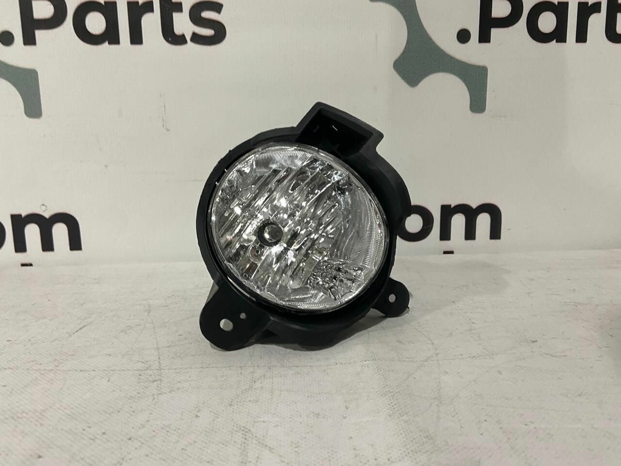 Противотуманная фара правая Toyota Hilux 12-15