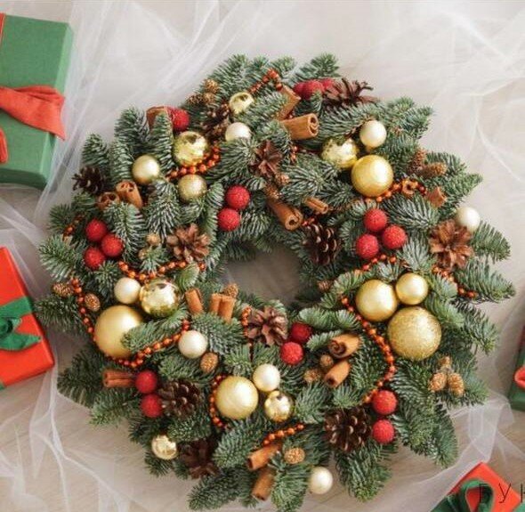 Рождественский венок 45 см из натурального нобилиса, с новогодними шарами, шишками и корицей, украшение интерьера