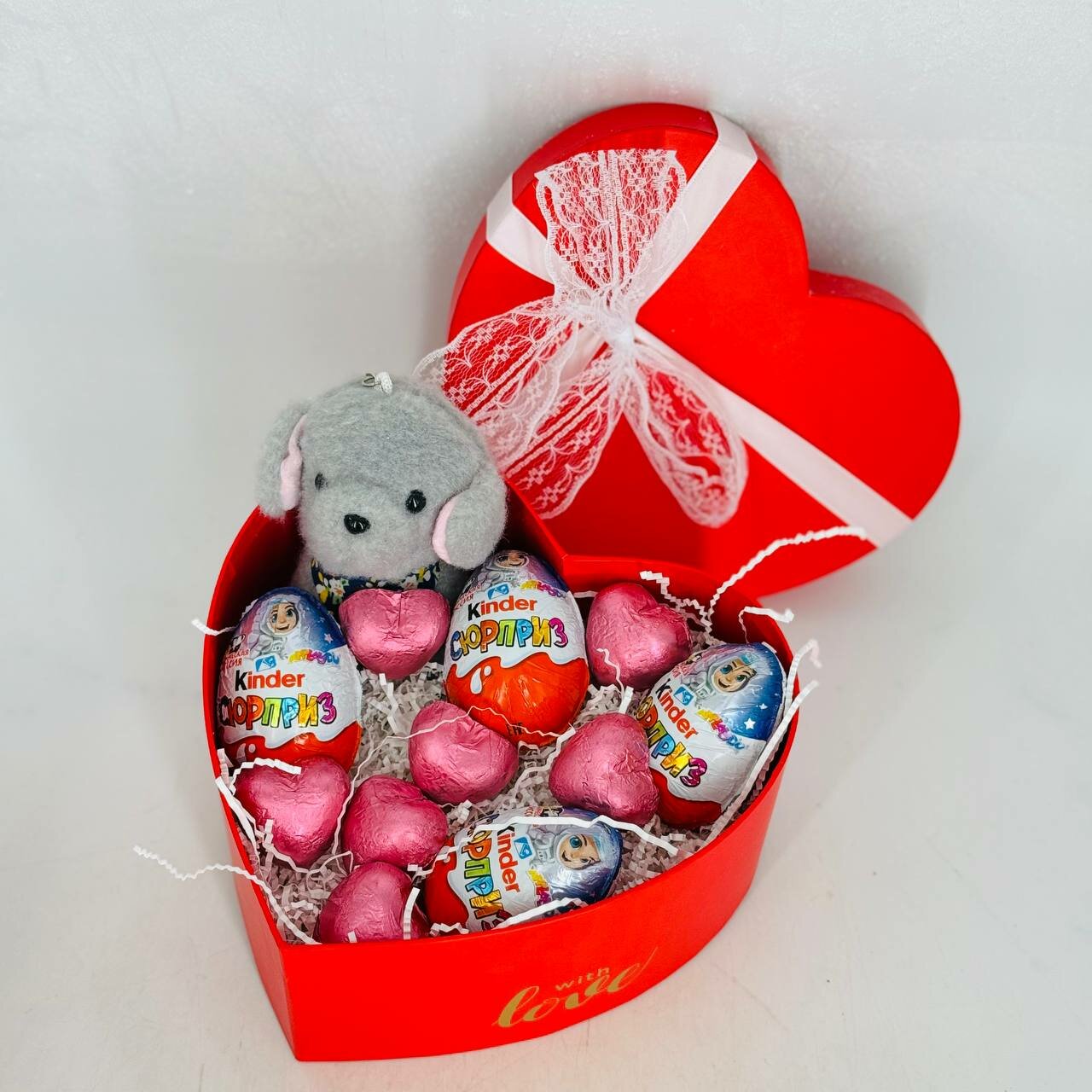 Сладкий бокс сердце с киндерами, шоколадными сердечками и мягкой игрушкой