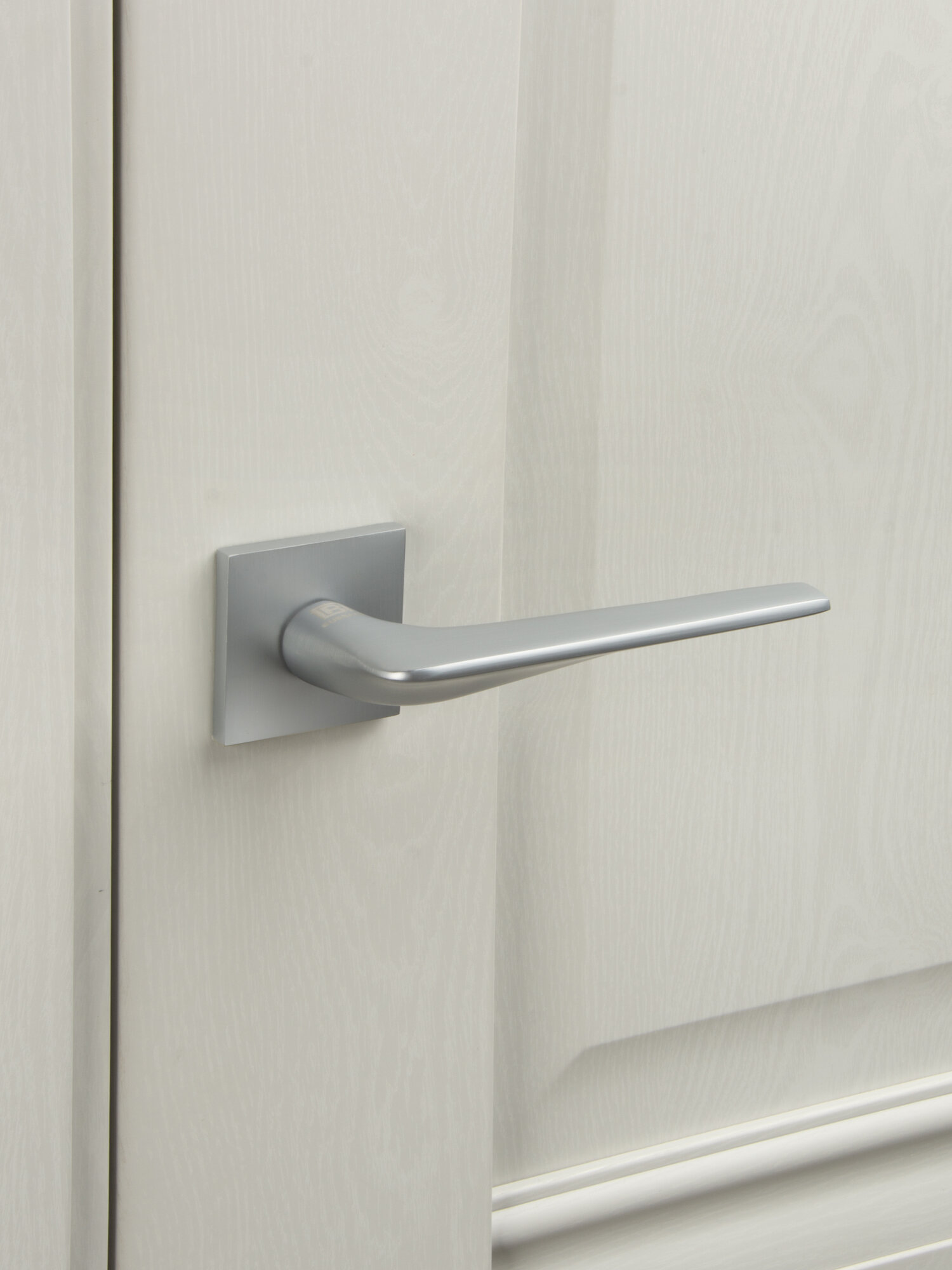 Ручка дверная на тонкой розетке BUSSARE Canto BRAVO A-45-40 M.CHROME | матовый хром