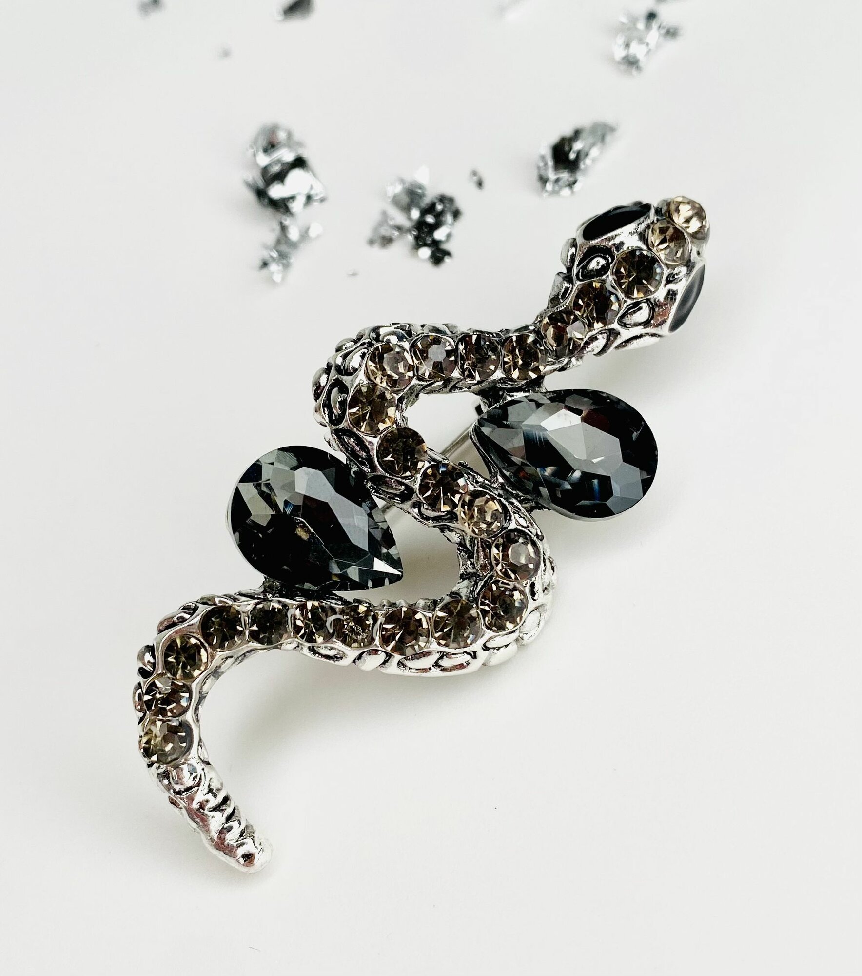 Брошь, стразы, искусственный камень