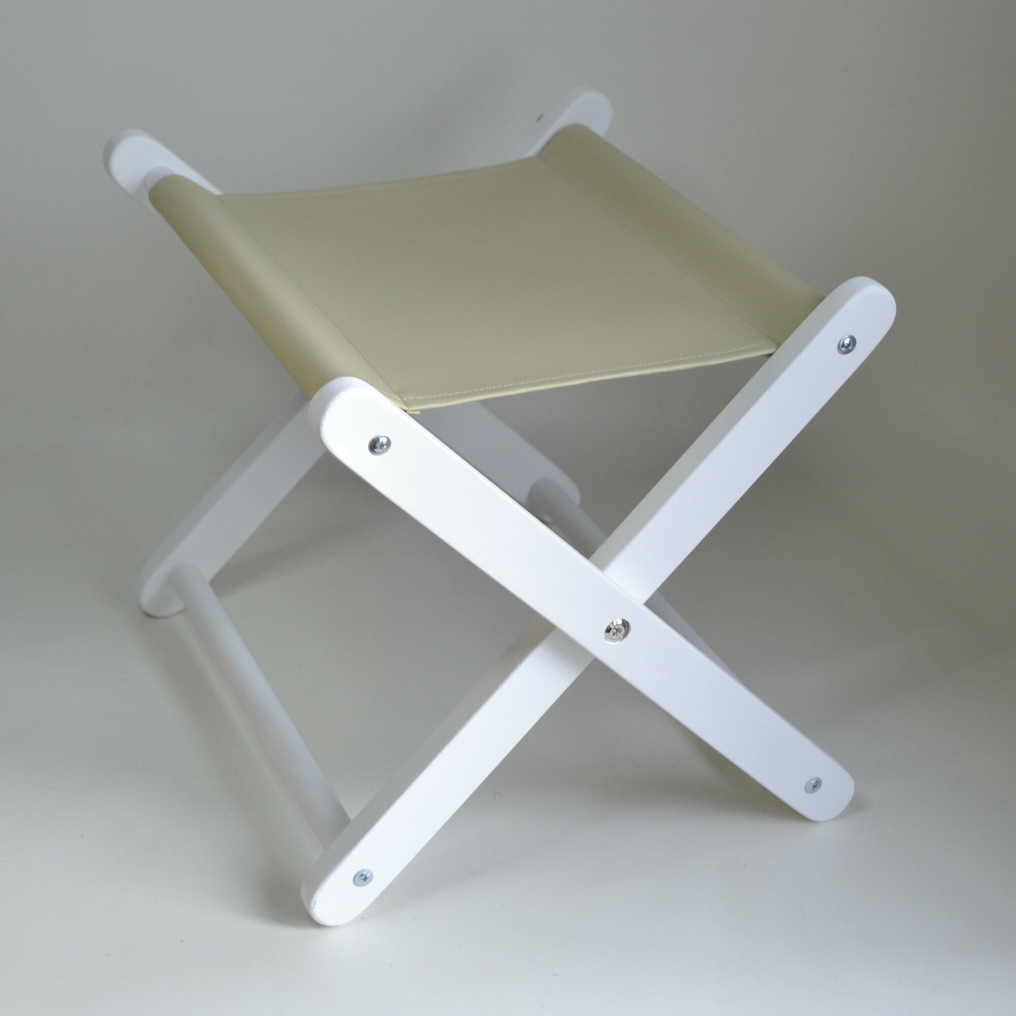 Подставка для сумок из матовой экокожи слоновая кость с белой деревянной основой