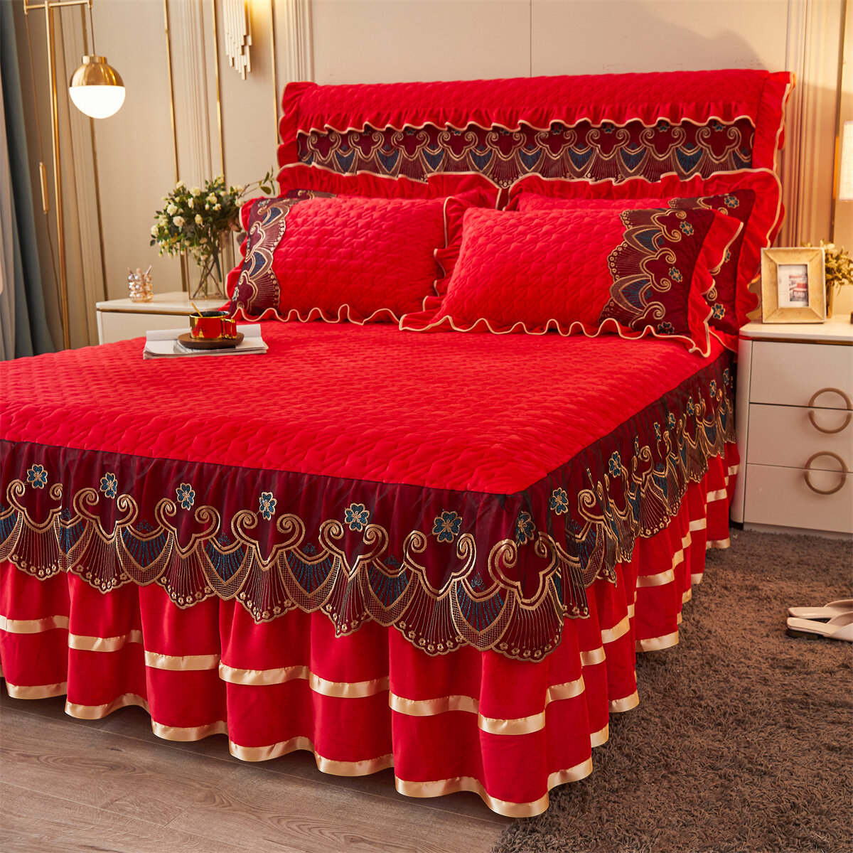 Покрывало на кровать AiWinsure бархат с наволочками стеганые с кружевными оборками, красный