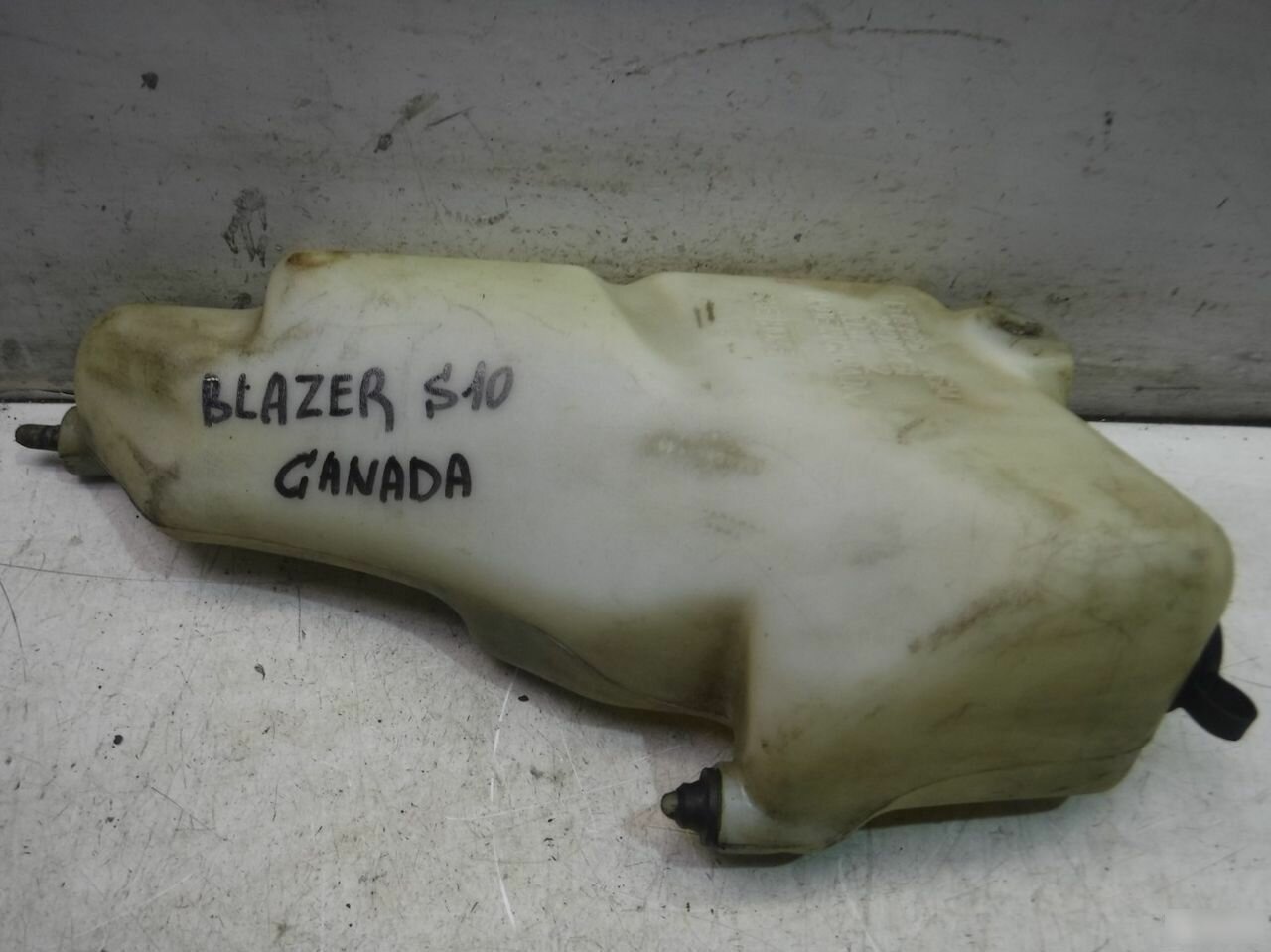 Бачок омывателя лобового стекла Chevrolet Blazer S10 (1982—1990) 15719661