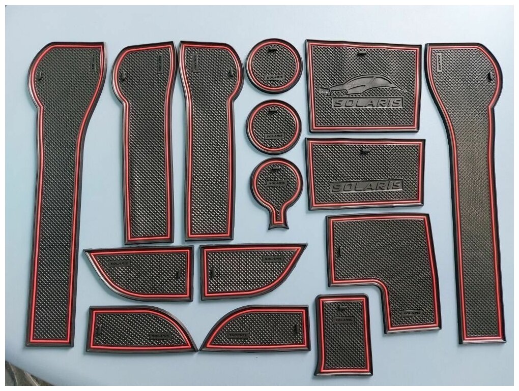 Коврики в ниши дверей и подстаканники Hyundai Solaris с 2017 по 2021, черный + красный кант, латекс.
